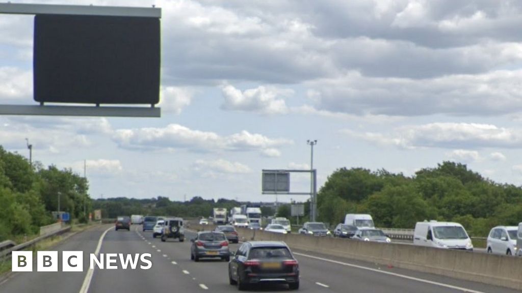 M1 Crash: Long delays after five vehicles collide near Sheffield - BBC News