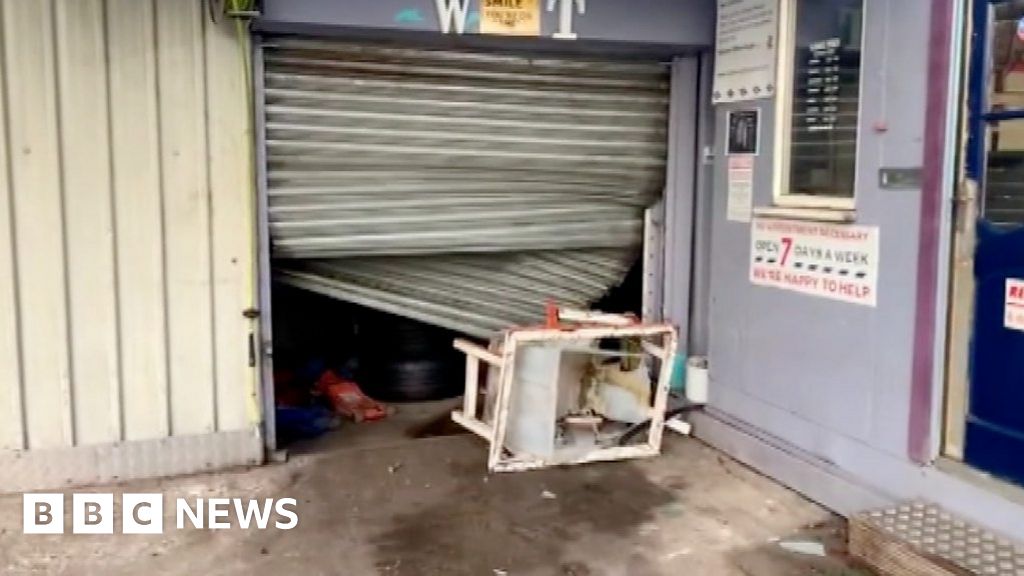 Hampshire garage ram-raid captured on CCTV - BBC News
