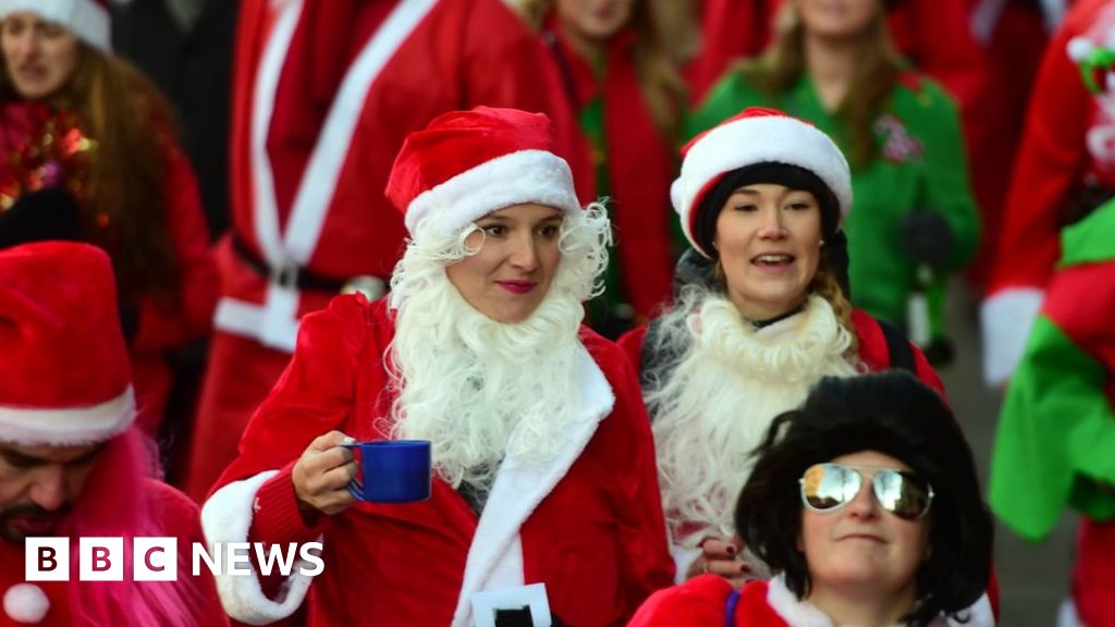 SantaCon: Thousands of Santas take to London's streets - BBC News