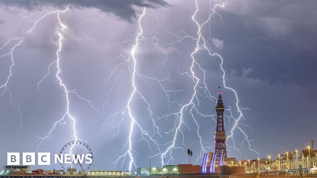 Blackpool photo wins Weather Photographer of the Year - BBC News