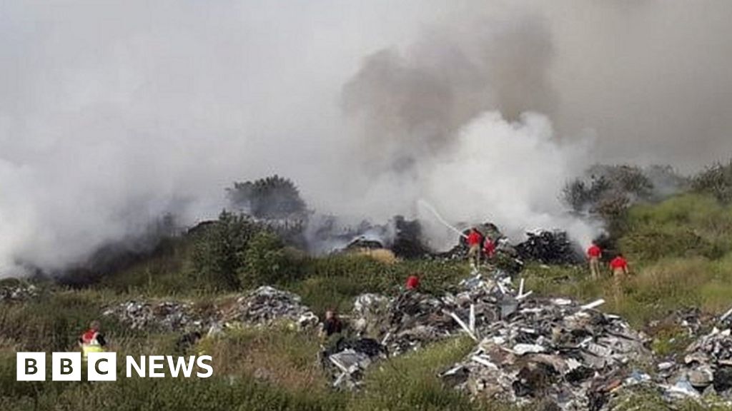 Rainham grass fire: Public warned on fourth day of blaze - BBC News