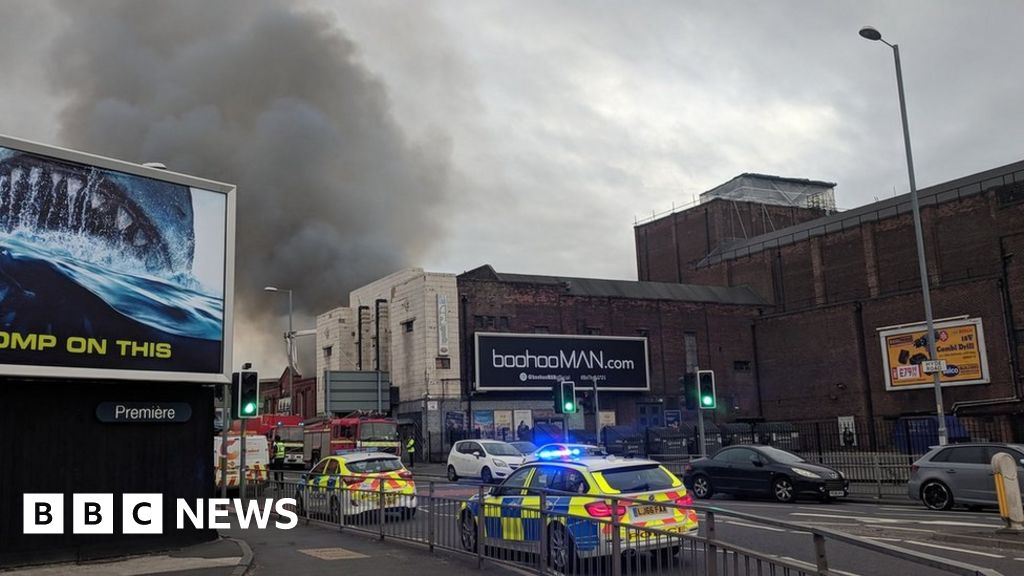 Manchester fire: Crews tackle large cash-and-carry blaze - BBC News