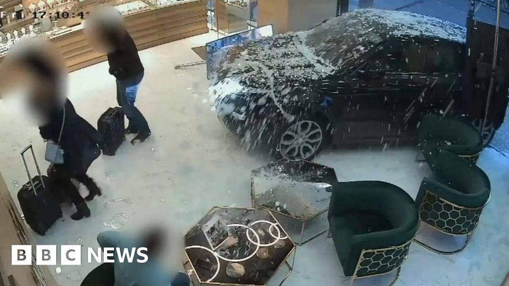 Range Rover driven into London jewellery shop in robbery