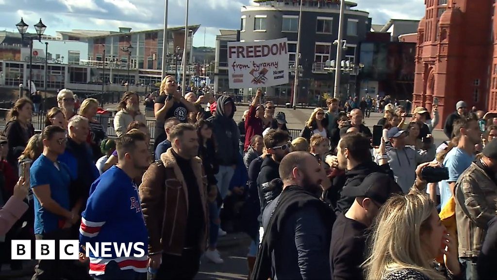 Covid: Lockdown protest trio due in court - BBC News