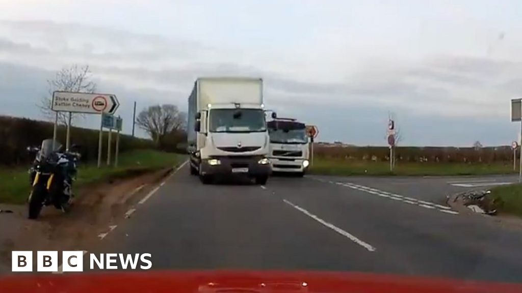 Driver's near miss with overtaking lorry in Leicestershire - BBC News