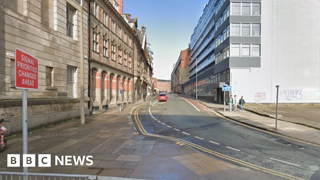 Liverpool crash: Man dies after being hit by van in city centre - BBC News