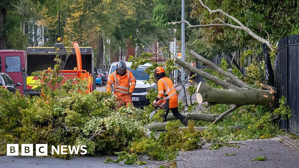 Storm Amy hits UK with heavy rain and strong winds - BBC News
