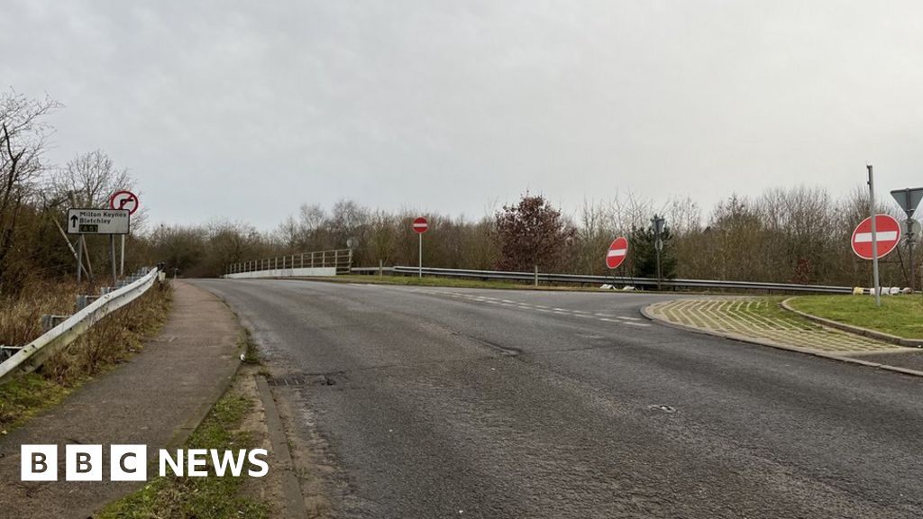 A5 signs need improvement after deaths near Milton Keynes - coroner