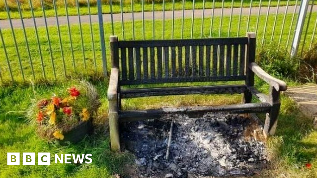 'Bristol football family' unites to replace destroyed bench - BBC News