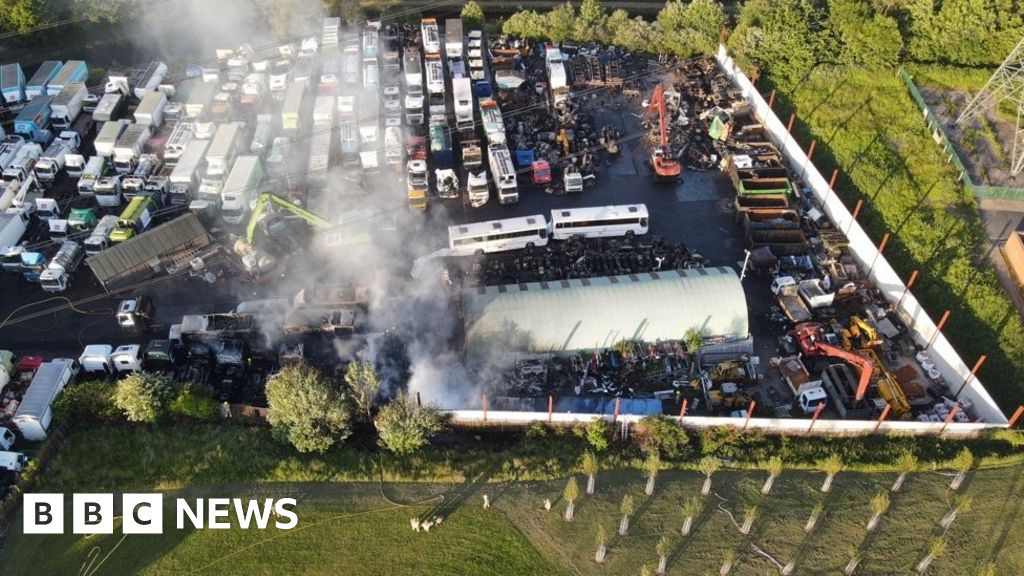 Large yard fire in Wednesbury involved multiple vehicles - BBC News