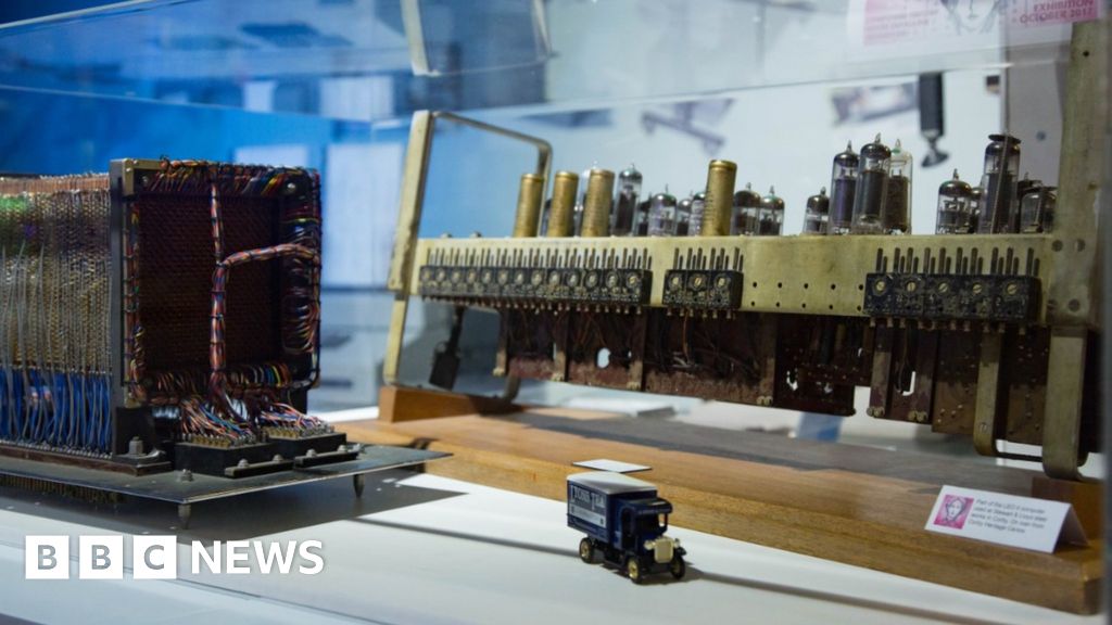 Cambridge museum celebrates history of women in computing - BBC News