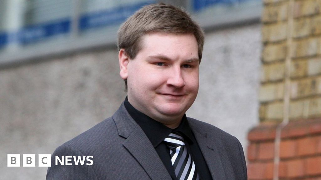 Bedfordshire policeman 'asked woman for naked photos' - BBC News
