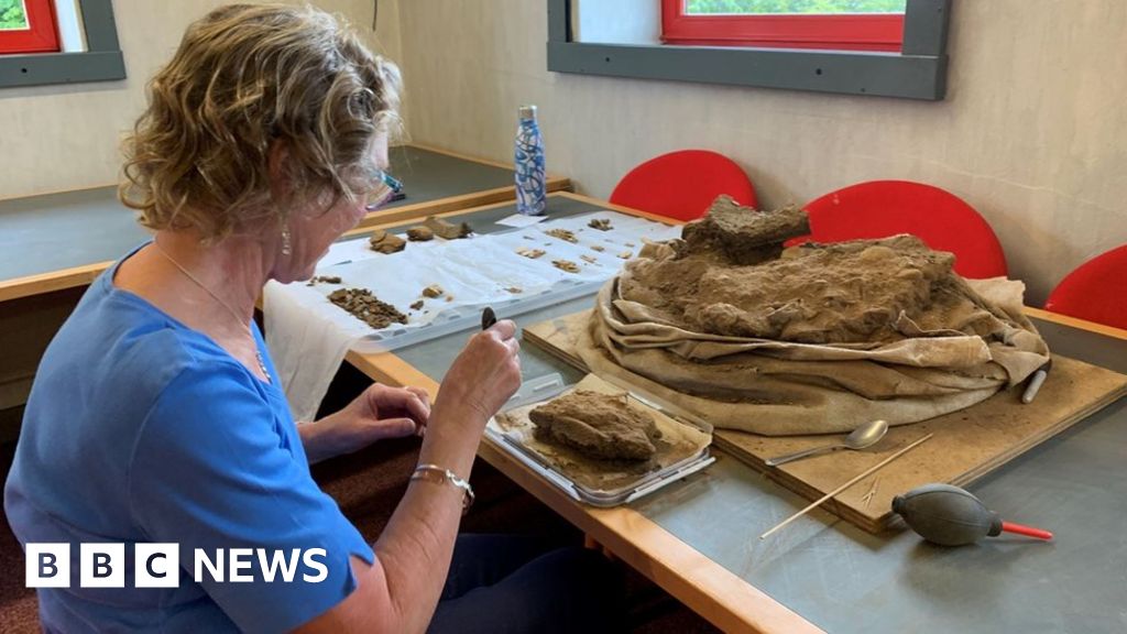 Volunteers help sort 8,000 finds from Isle of Man Bronze Age dig - BBC News
