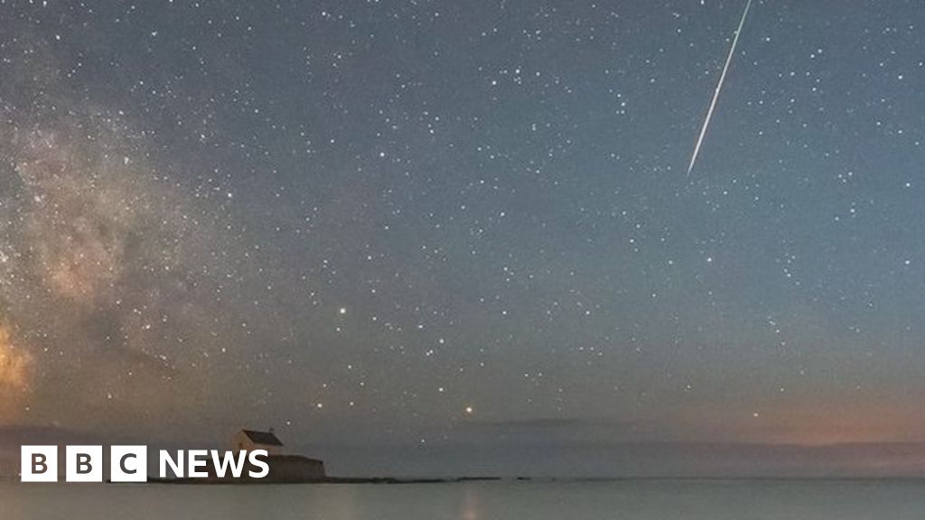'Spectacular fireballs' accompany annual meteor show - BBC News