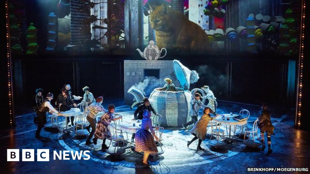 Damon Albarn 'disappoints' with Alice in Wonderland musical - BBC News