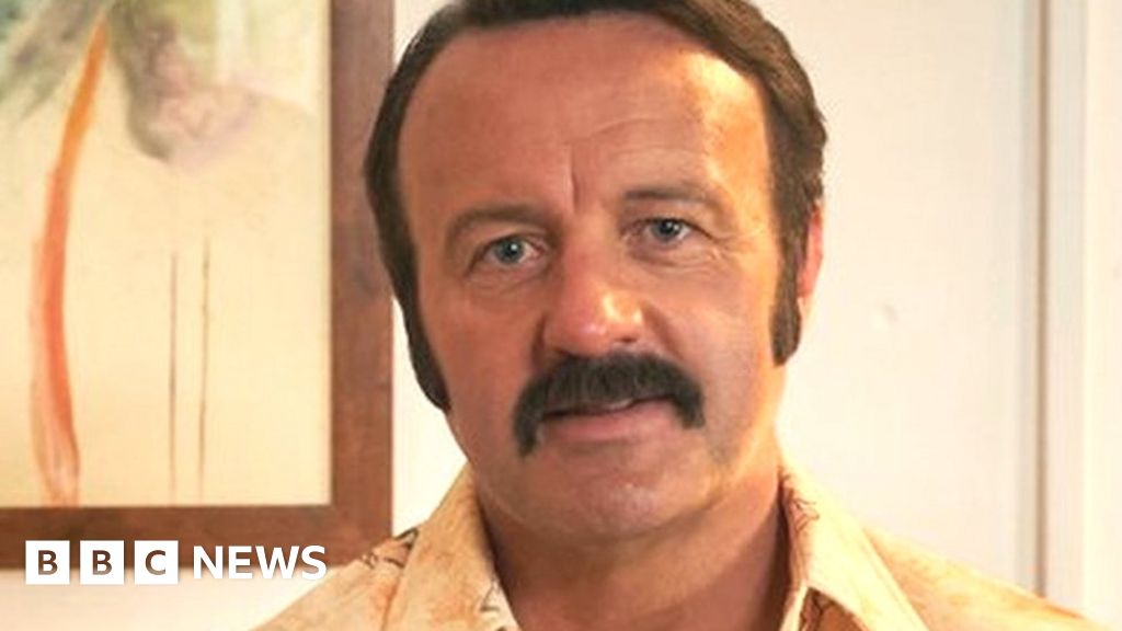 Mike Bubbins stops refereeing boys' rugby game over abuse - BBC News