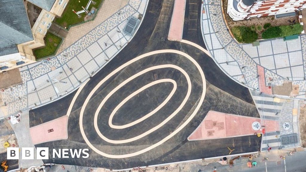 Douglas roundel: 'Hideous' oval roundabout opens on promenade - BBC News