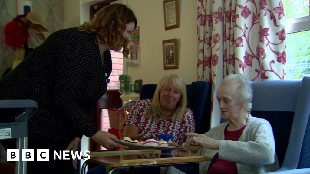 Dementia: New training gives staff sense of patients' experience - BBC News