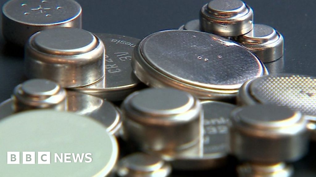 Button batteries pose 'deadly' risk to toddlers - BBC News