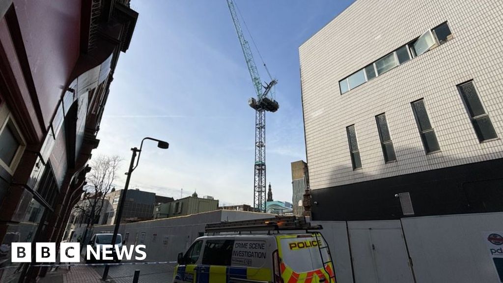 Man dies after falling from Leeds building site crane - BBC News