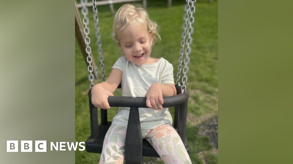 Essex mum running London Marathon for daughter who has sight loss - BBC ...