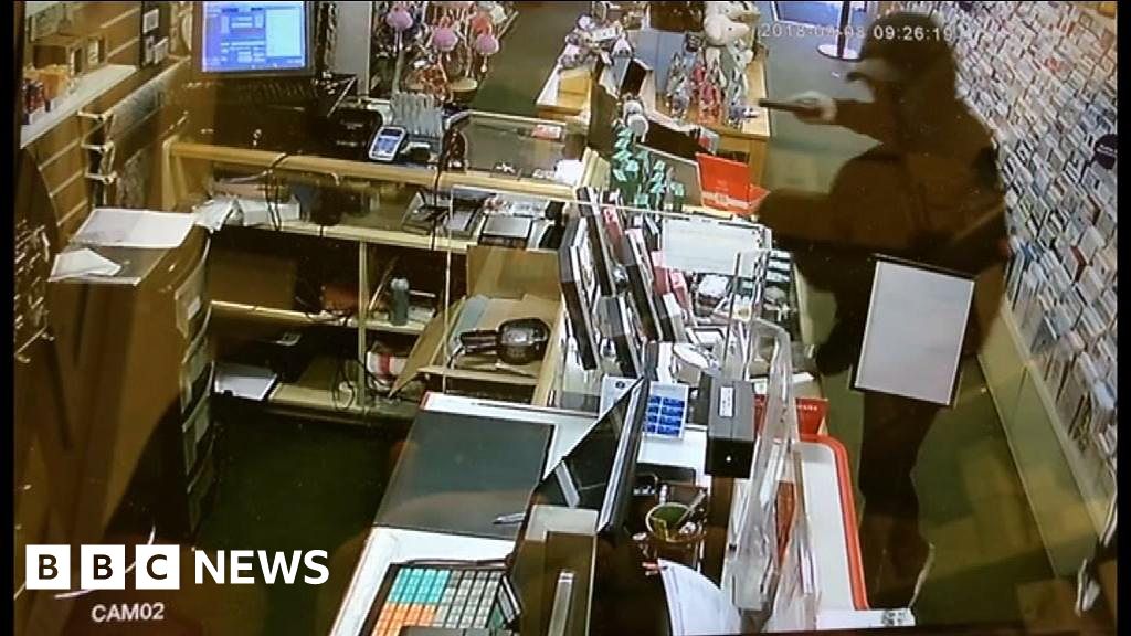 CCTV of Witney armed robbery released - BBC News