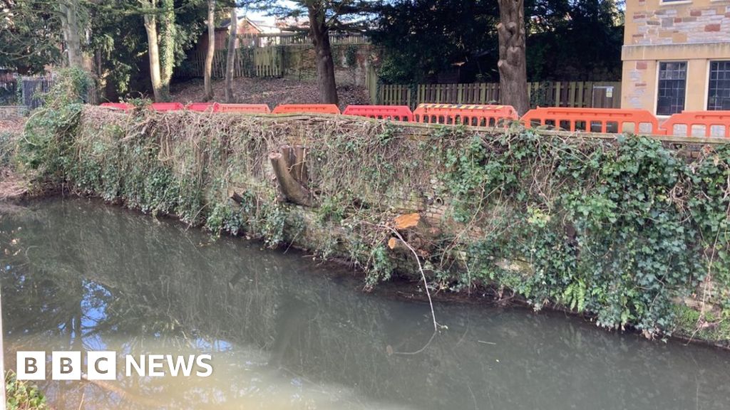 Taunton stream wall could cost £200,000 to fix, council says - BBC News