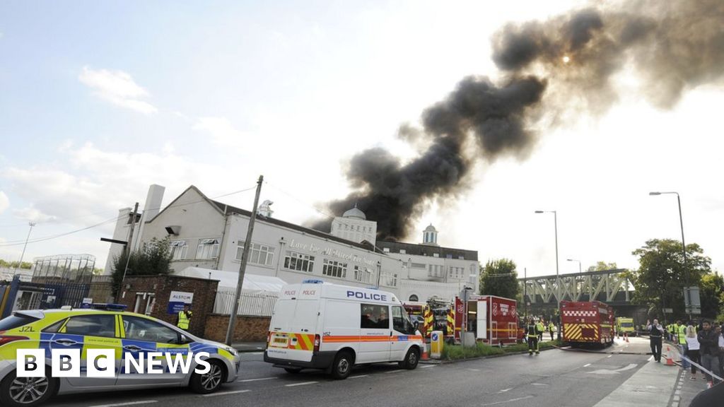 Morden mosque fire: 70 firefighters tackle blaze - BBC News