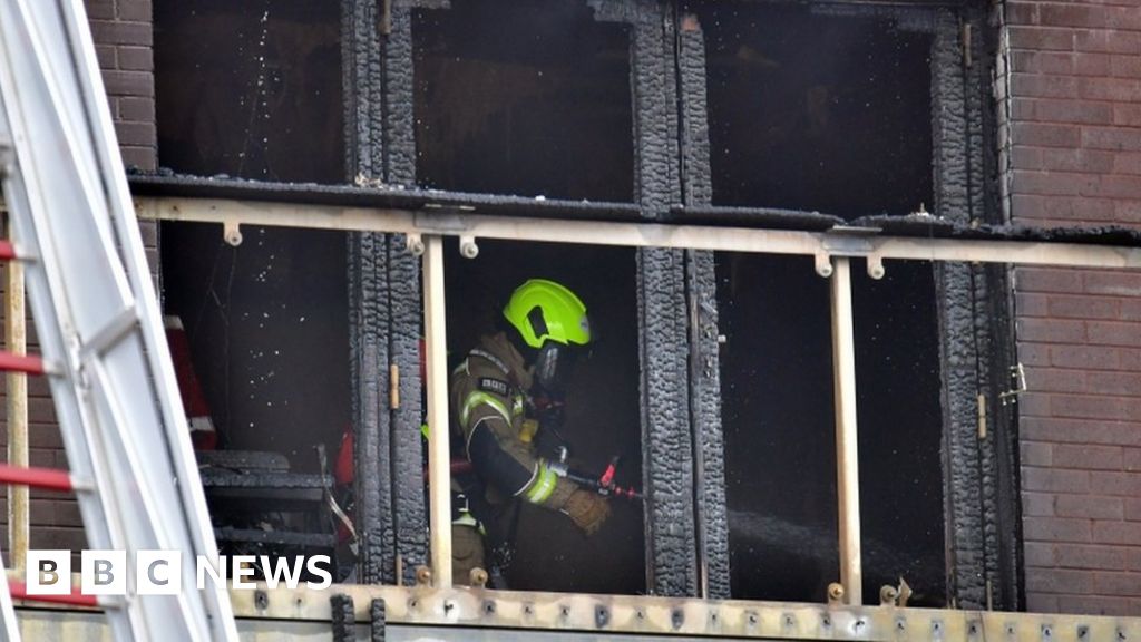 Barking flats fire: Residents had safety concerns before blaze - BBC News