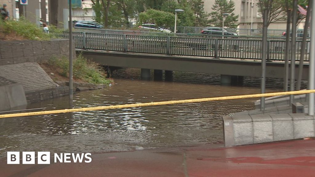 Glasgow road re-opens after burst water main caused flooding - BBC News