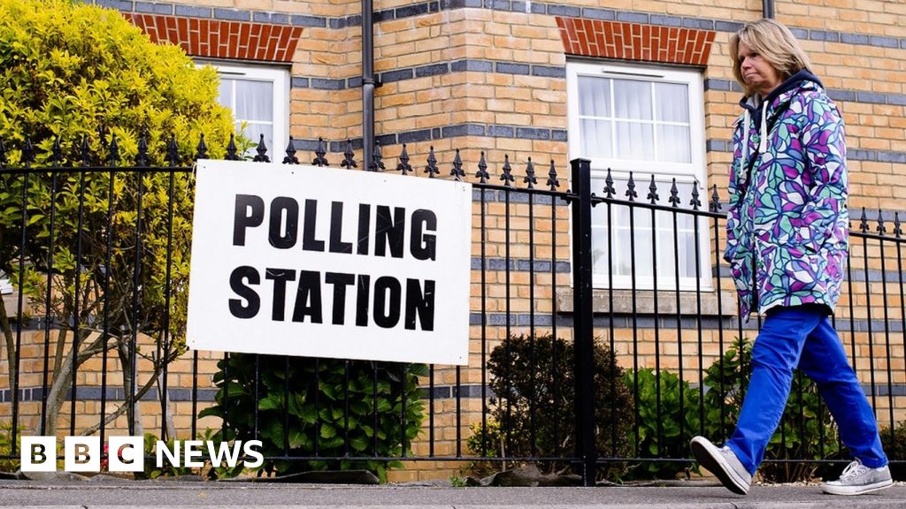 Online political ads 'need law change' - BBC News