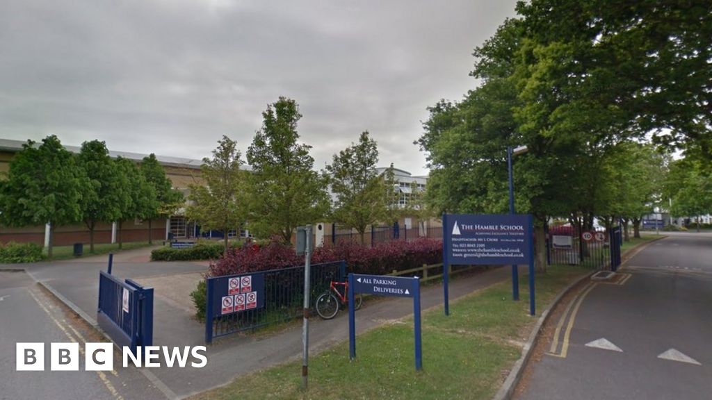 Schools shut as a burst water main affects 1,300 Hamble homes - BBC News