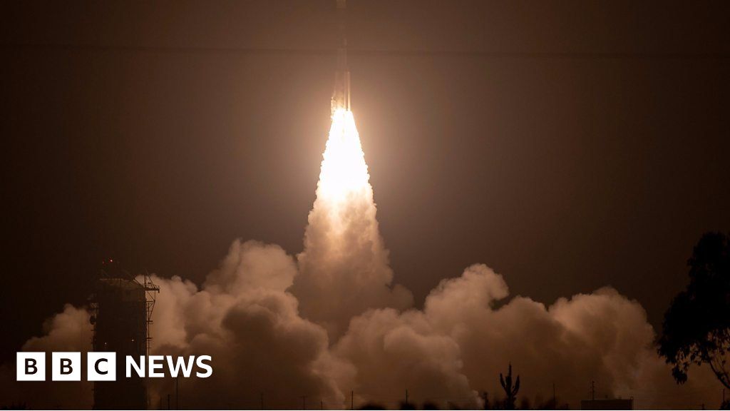 Nasa laser launches into space - BBC News