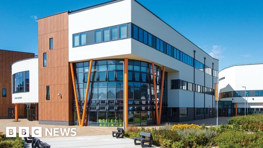 Broadmoor Hospital: High security £250m site opens in Crowthorne - BBC News