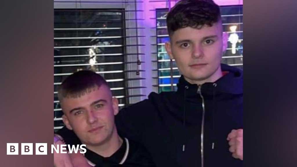 Tributes after Morpeth crash kills two teenagers - BBC News