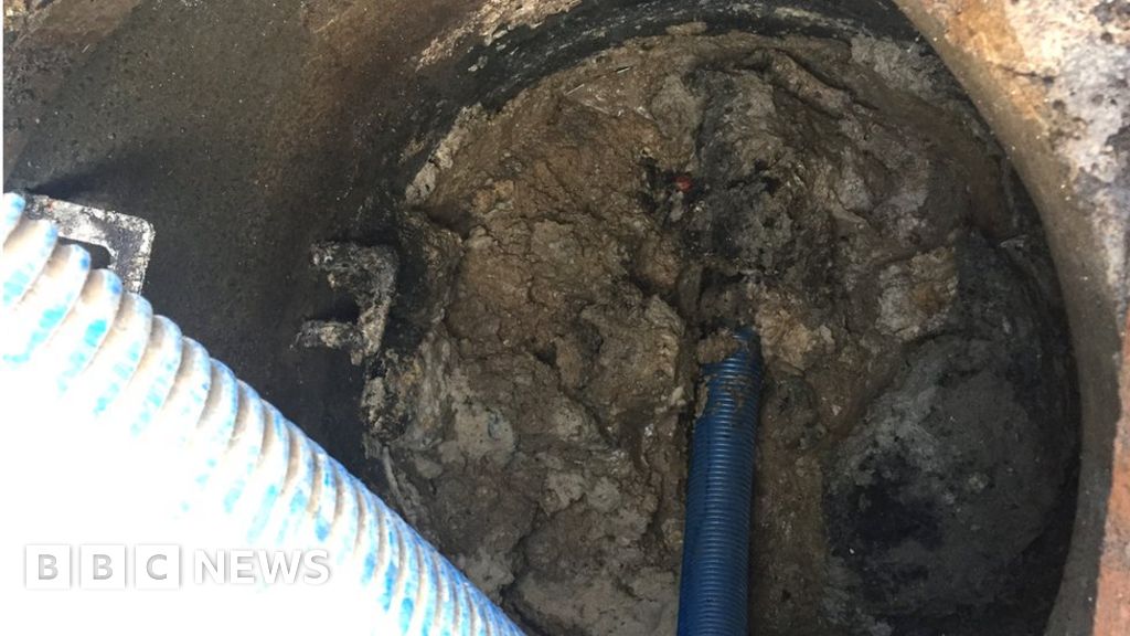 'Massive' fatberg in Newry takes five hours to clear - BBC News