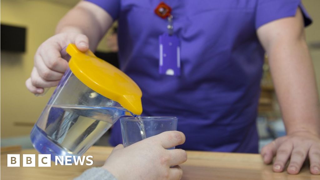 Nurses' yellow jug lid plan to aid patient hydration - BBC News