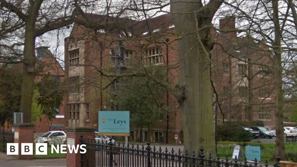 Cambridge teacher banned for sexual relationships with pupils - BBC News