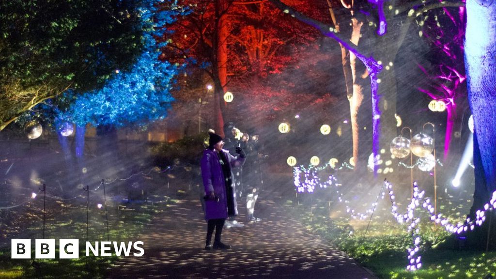 Wolverhampton West Park has lights makeover for Christmas - BBC News