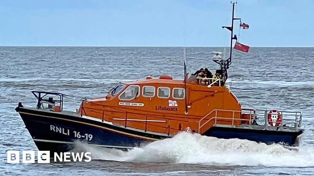 Final lifeboat launch from Walton pier after 100 years - BBC News