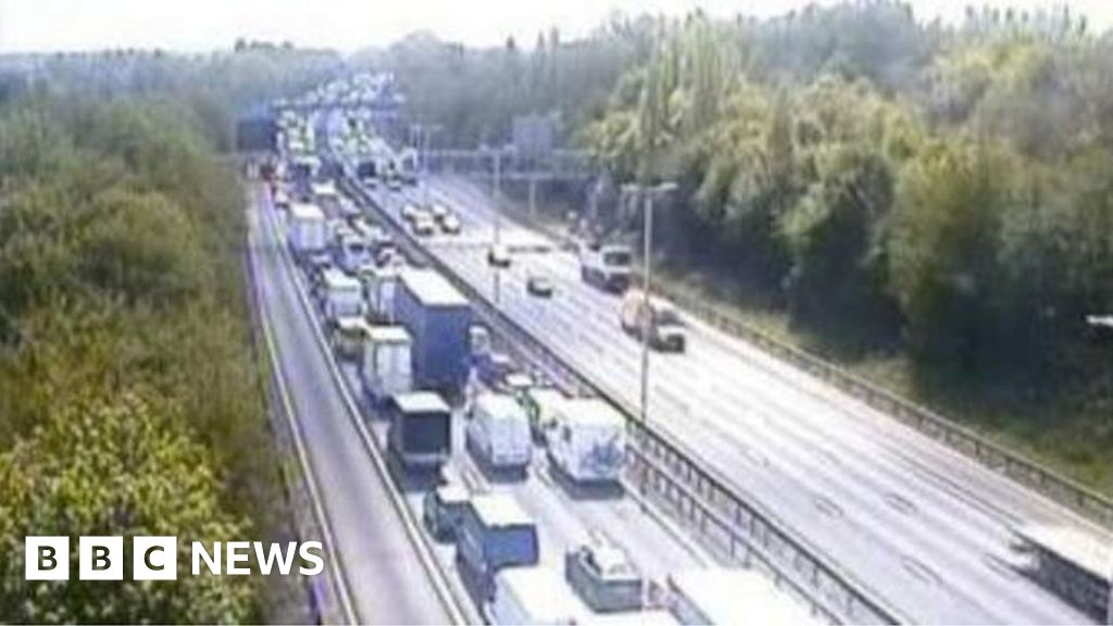 M6 crash causing long delays near Birmingham - BBC News