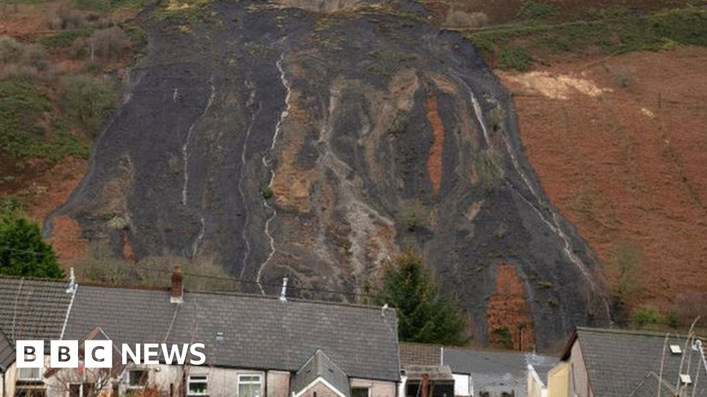 Wales coal tips: Was economy prioritised over safety? - BBC News