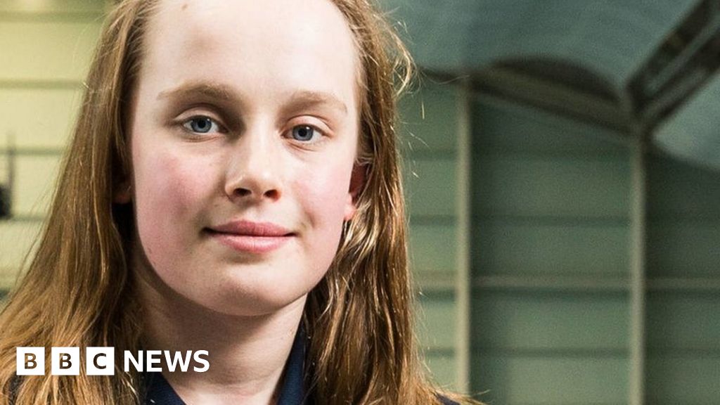 Ellie Robinson: Swimmer did not expect interview reaction - BBC News
