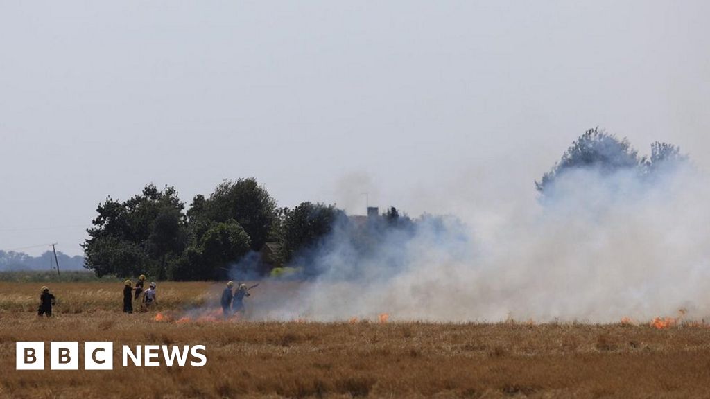 Pondersbridge crop fire battled as UK heatwave takes hold - BBC News