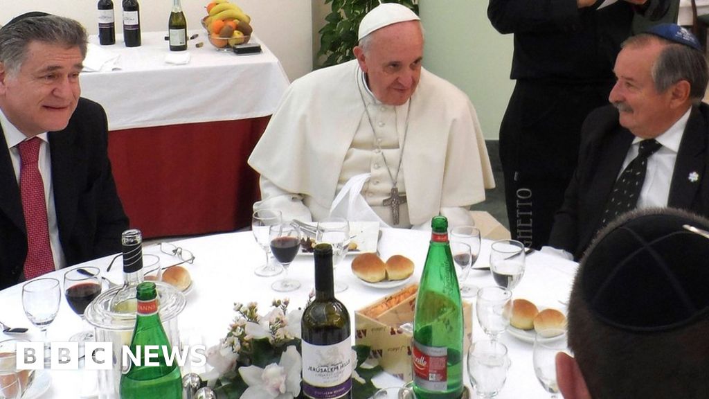 Pope Francis' hand of friendship to Jews - BBC News