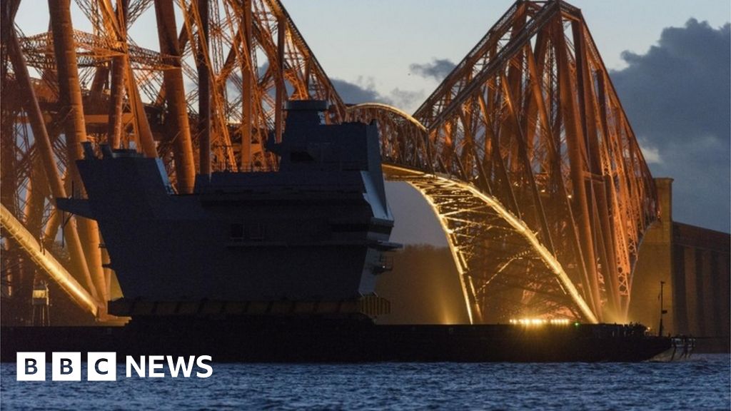 Final aircraft carrier section arrives at Rosyth - BBC News