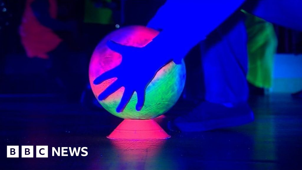 School's illuminated dodgeball lesson gets 'glowing reviews' - BBC News
