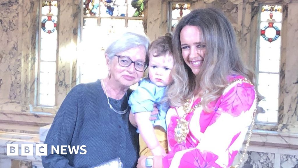 Alliance's Kate Nicholl installed as Belfast lord mayor - BBC News