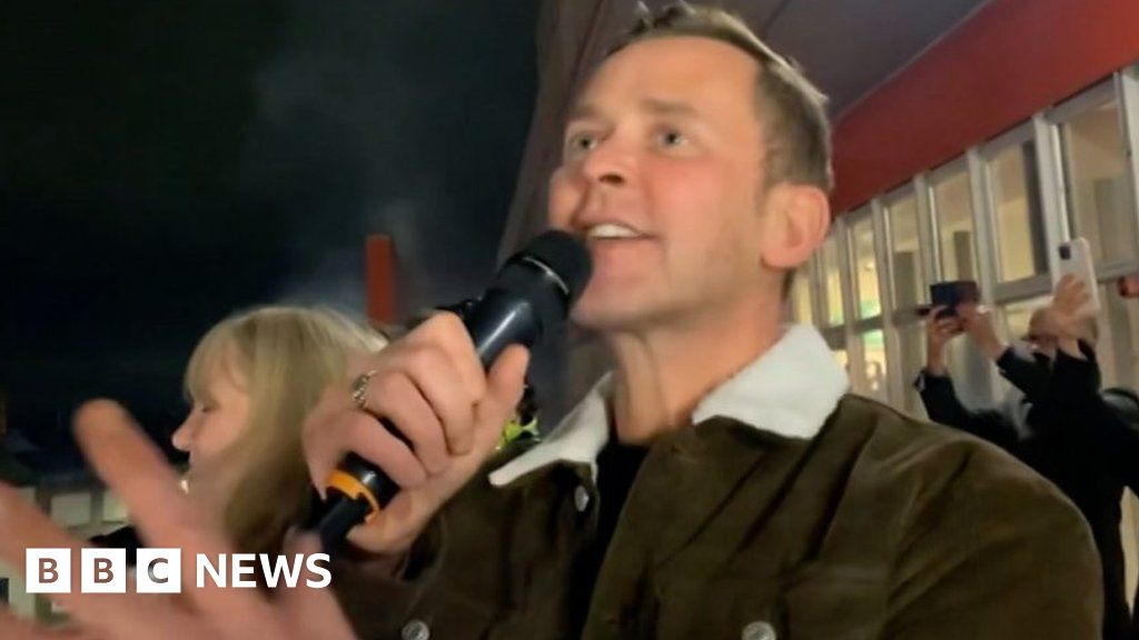 Leicester: Scott Mills turns on city's Christmas lights