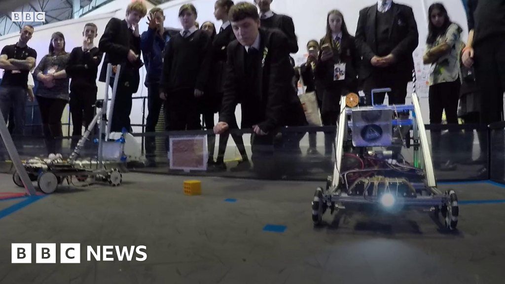 Schools battle in Altrincham Robot Wars challenge - BBC News